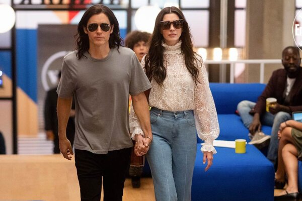 First Look: Jared Leto & Anne Hathaway In AppleTV+'s 'WeCrashed' Tech ...